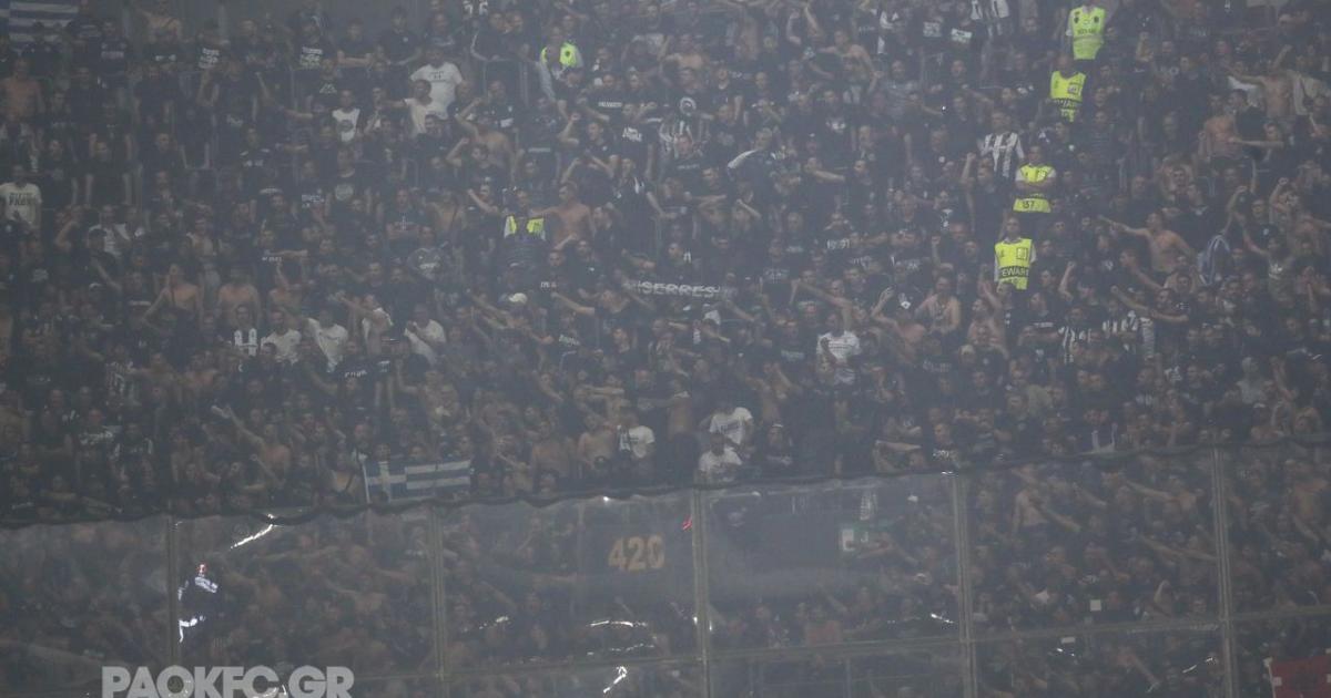 «Μια ομάδα, μια οικογένεια»: Το χειροκρότημα παικτών και κόσμου μέσα ...